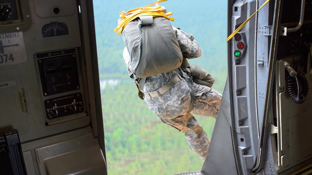 Paratroopers from the US execute synchronized static line jumps from C ...