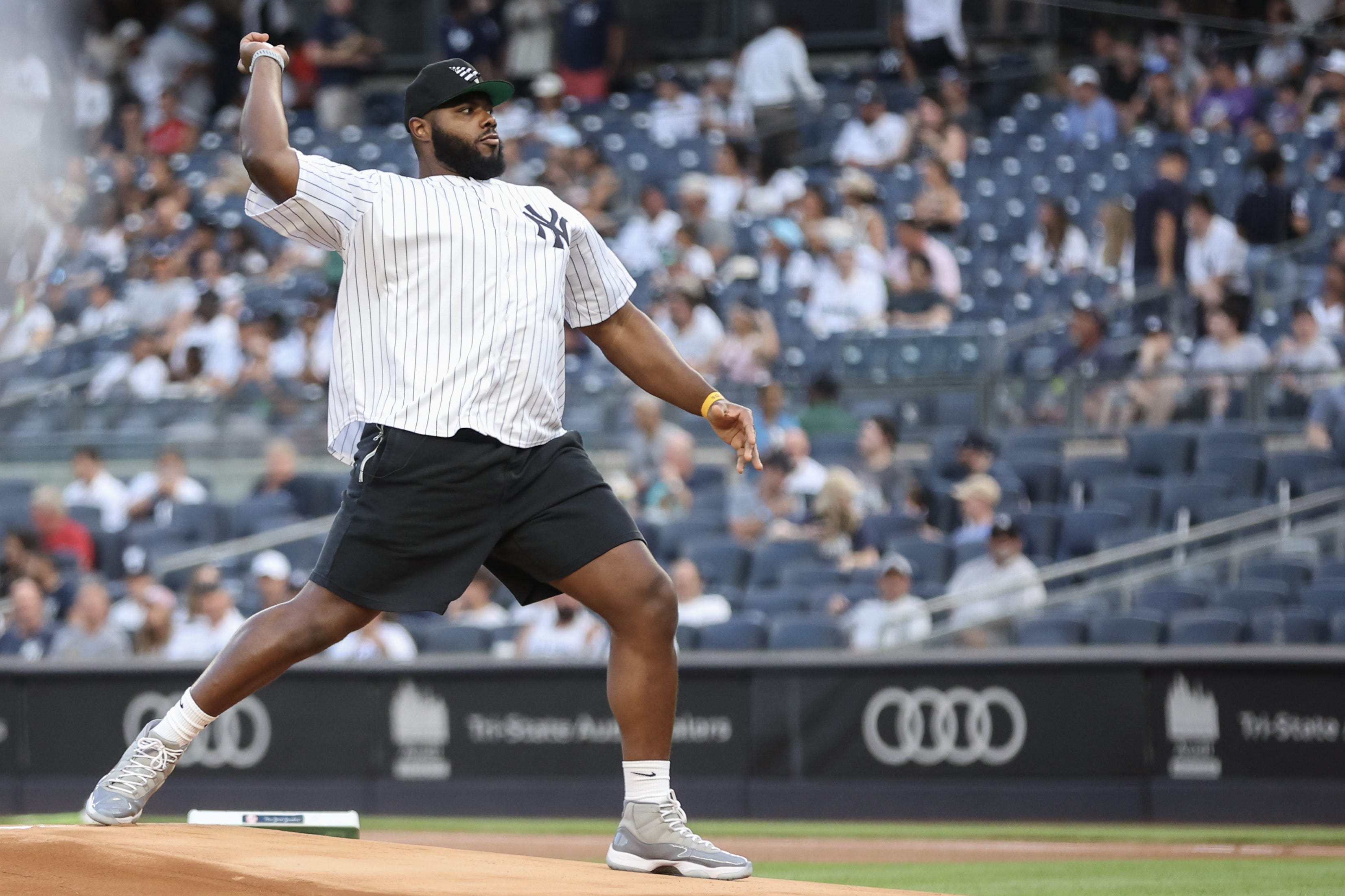 See it: Giants' Andrew Thomas delivers ceremonial first pitch at ...