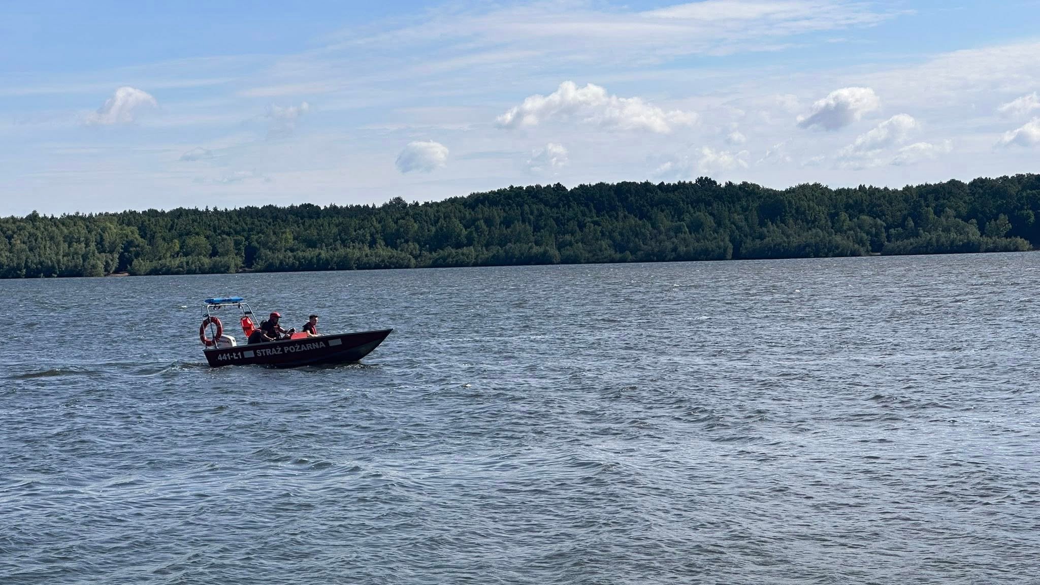 Samochód wyłowiony ze zbiornika na Dolnym Śląsku. Policja bada ...