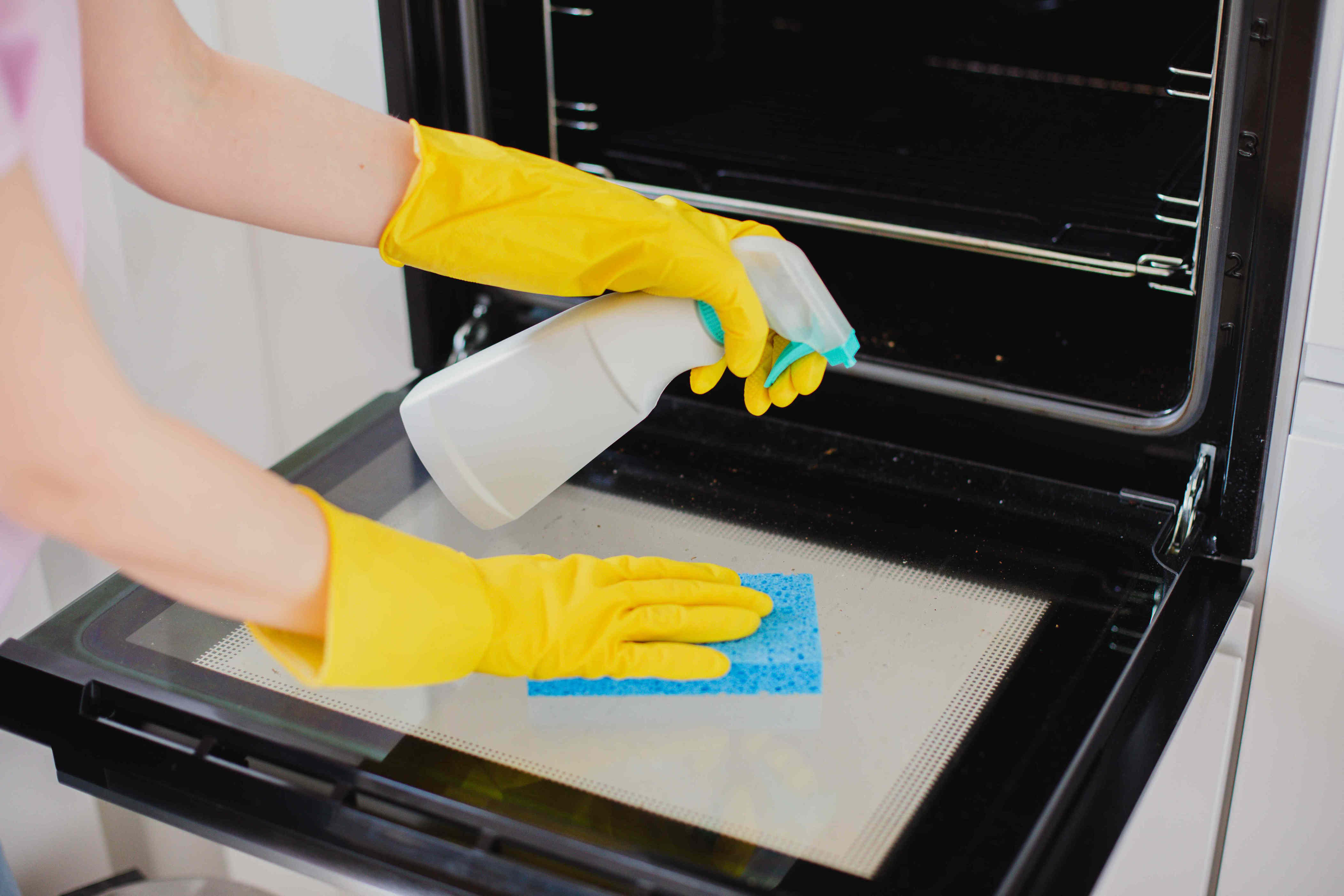 How to Finally Clean Your Dirty Oven Without Scrubbing All Day ...