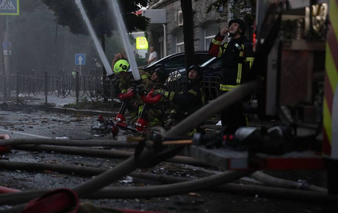 Russian combined attack on Kyiv leaves 17 injured, hundreds of ...