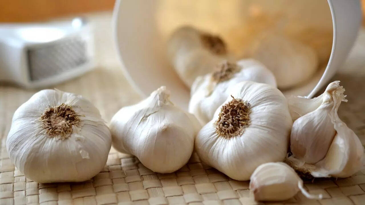 Is eating excess garlic on empty stomach safe for your health? Know its ...