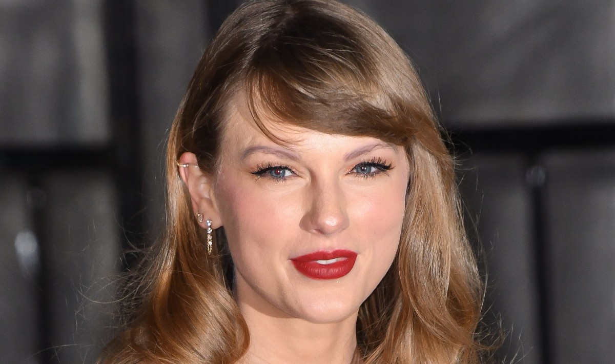 Lena Dunham Sends a Bold Message to Taylor Swift