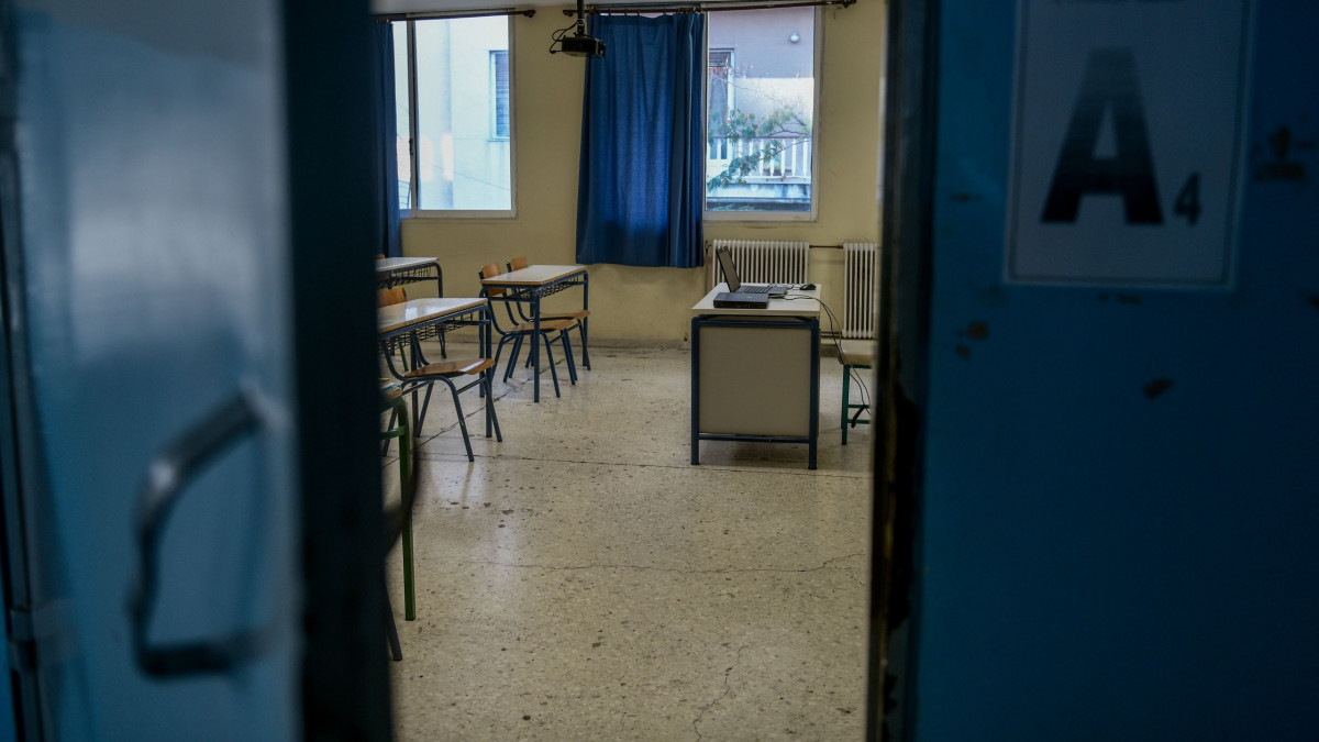 Ζάκυνθος: Μαθητής πήγε στο σχολείο του με πιστόλι - Τον κατήγγειλαν ...