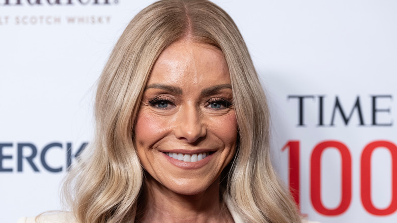 Kelly Ripa's Rare Makeup-Free Moment Proves She's Aging Like Fine Wine