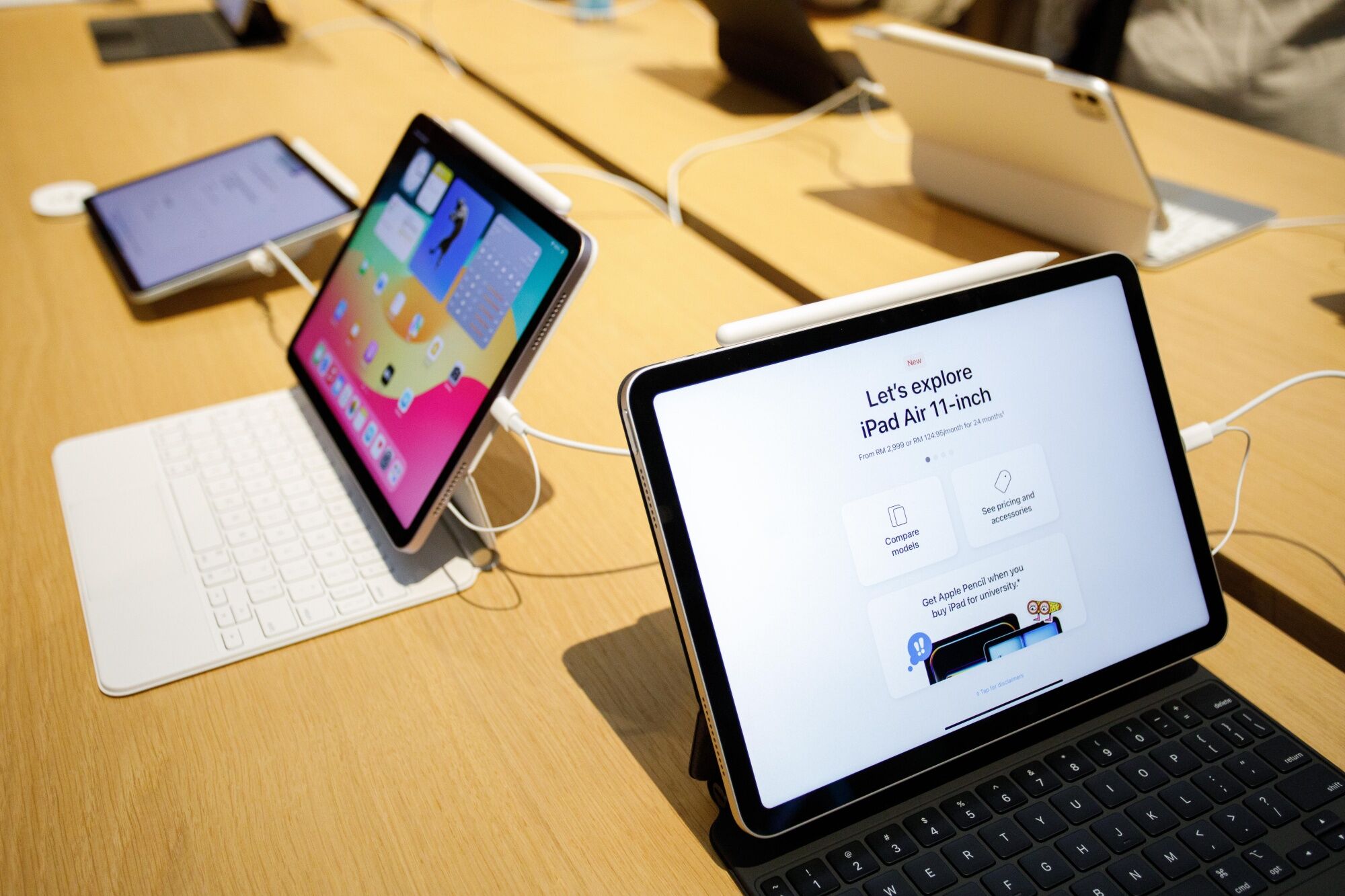Apple Plans New MacBook Pro, iPhone 17e and iPads by Early 2026