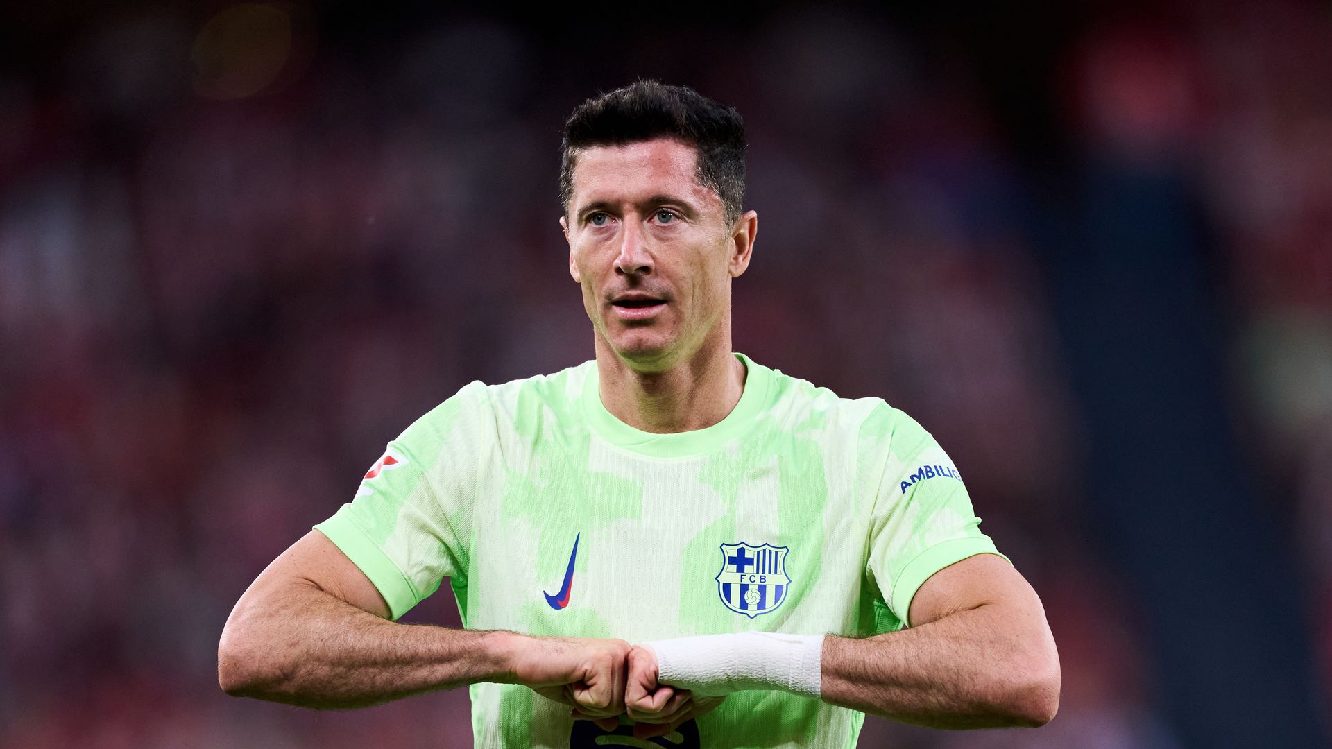 Lewandowski follows in Gavi’s footsteps and shows off new look