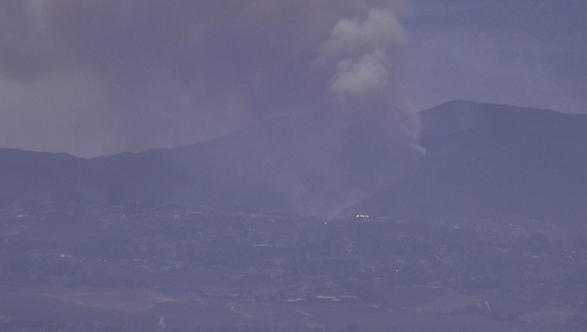 Firefighters respond to brush fire on Temecula hillside