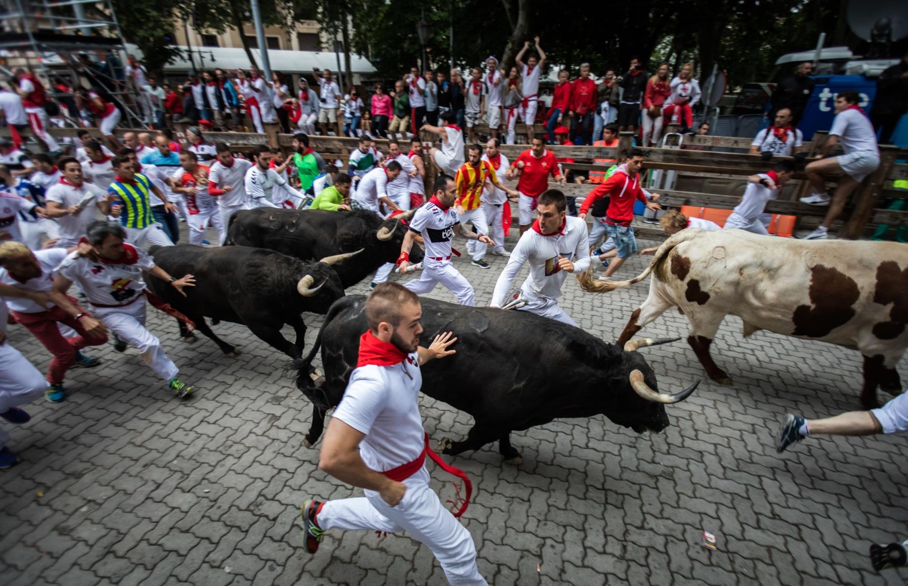 Desde saltar bebés hasta correr delante de toros: 24 tradiciones tan ...
