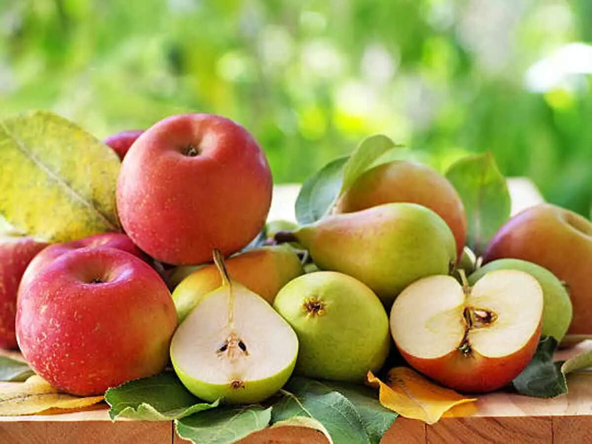 Apples vs Pears: Nutritional differences, fiber content & health benefits
