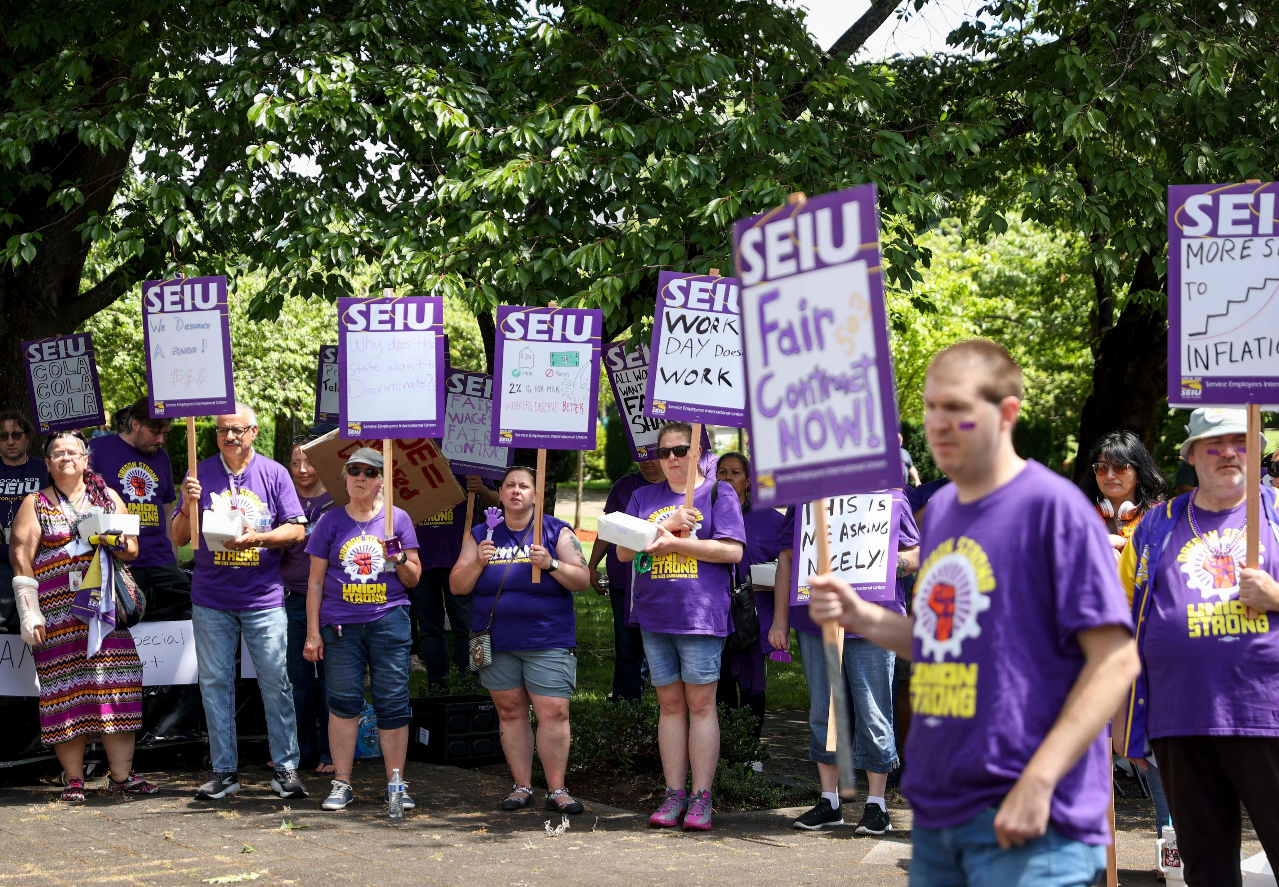 SEIU state workers picket across Oregon amid contract negotiations