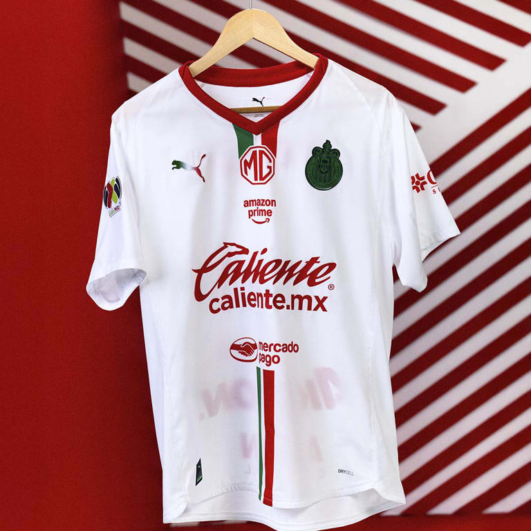 Chivas presenta nuevo jersey de visita; ¿utilizaron colores indebidos?