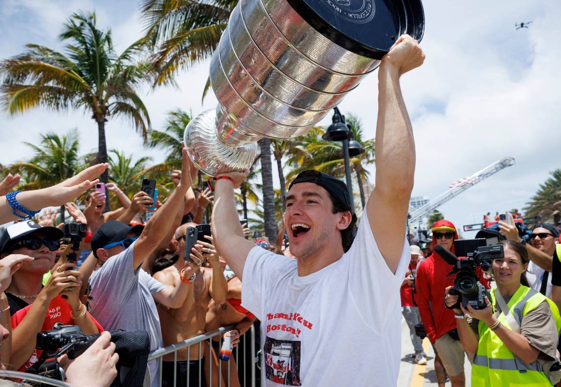 Florida Panthers re-sign star rookie Mackie Samoskevich