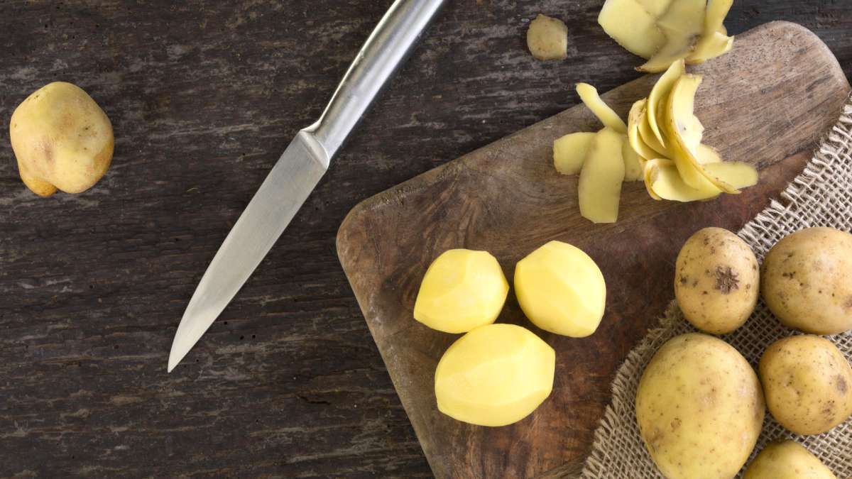How to prevent potatoes from oxidizing when peeling?