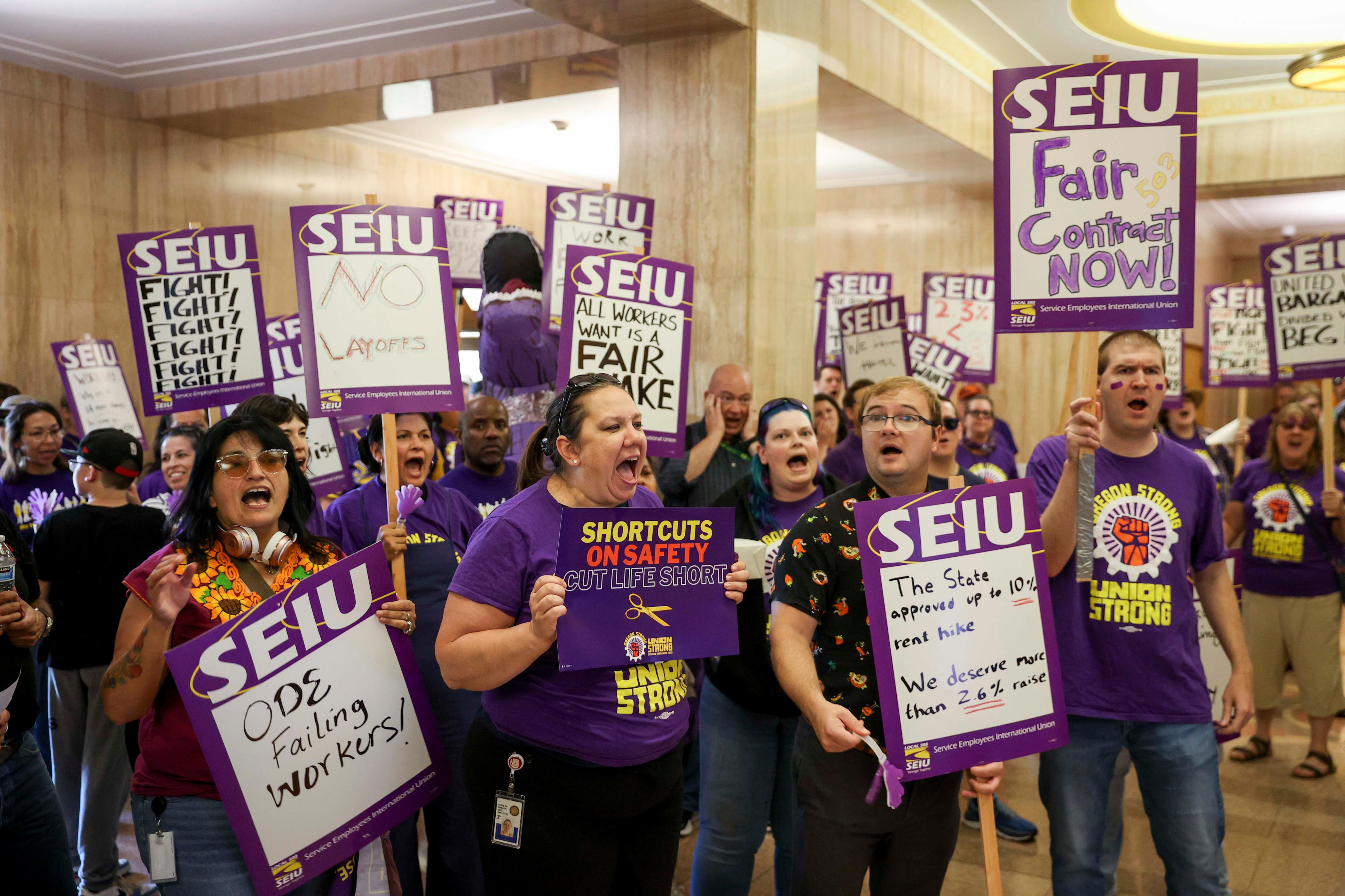 SEIU state workers picket across Oregon amid contract negotiations
