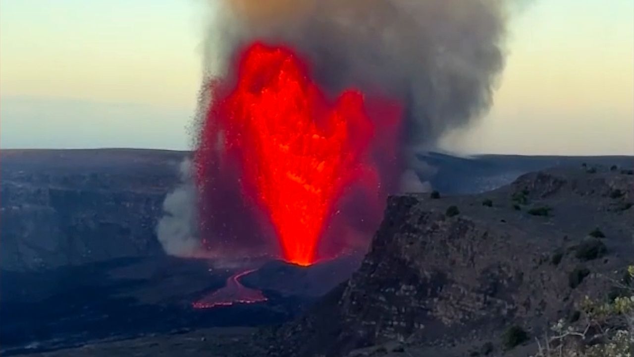 Fan-shaped lava fountain erupts at Kīlauea summit in Hawaii
