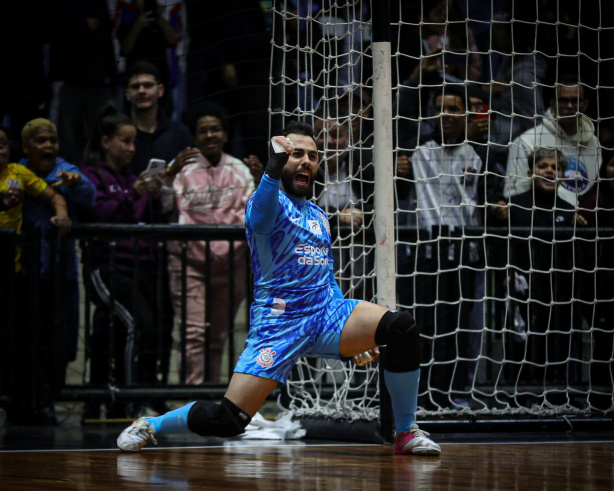Corinthians anuncia renovação de goleiro titular