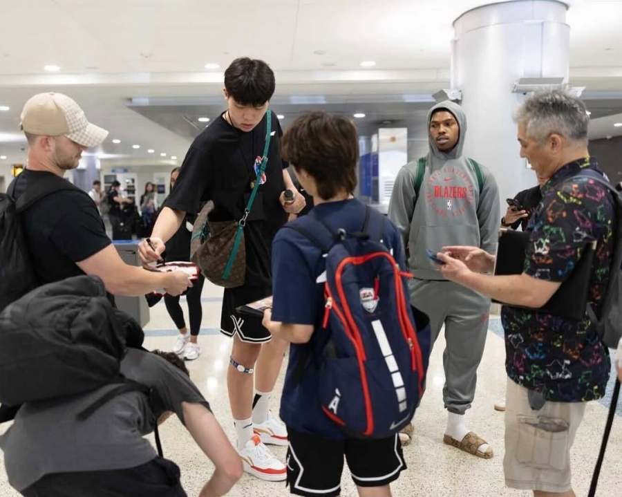Trail Blazers first round draft pick Yang Hansen met with fanfare at ...