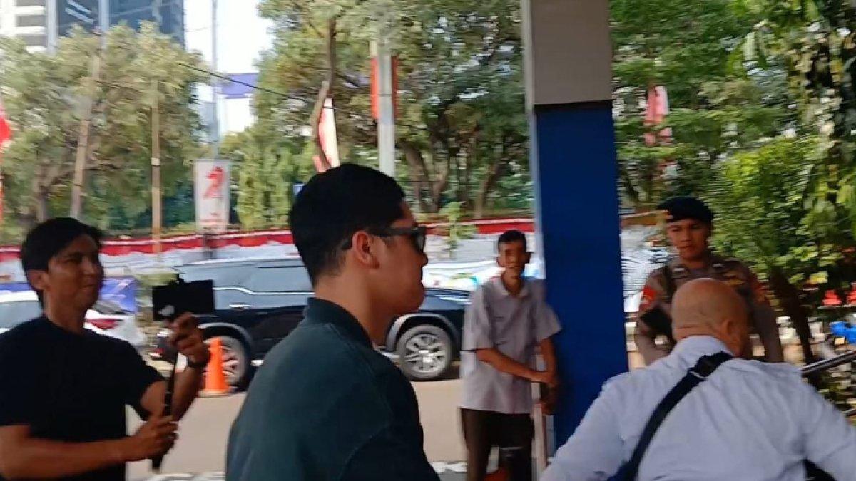 Cuek Maia Disindir Ayah,Al Ghazali Pilih Dampingi Ahmad Dhani Laporkan ...