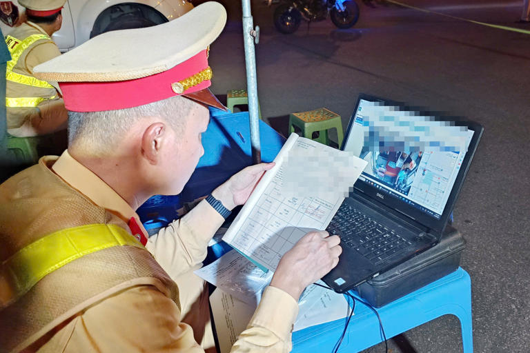 CSGT Hà Nội trích xuất camera giám sát hành trình xe khách, xe tải phát ...