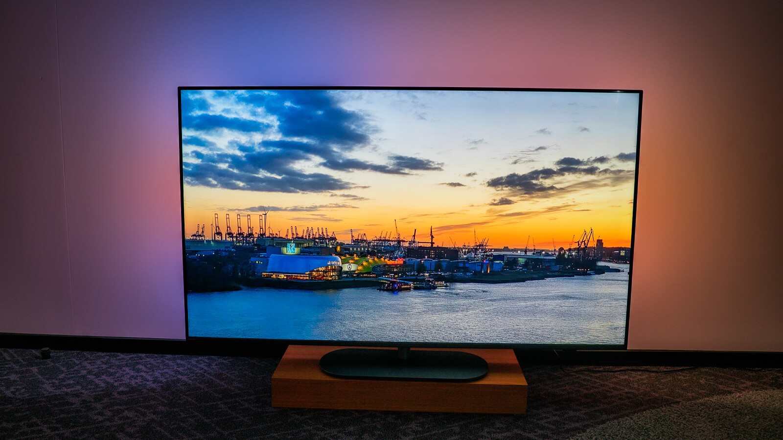 Der neueste Ambilight Fernseher: Philips The One PUS9000 im Test