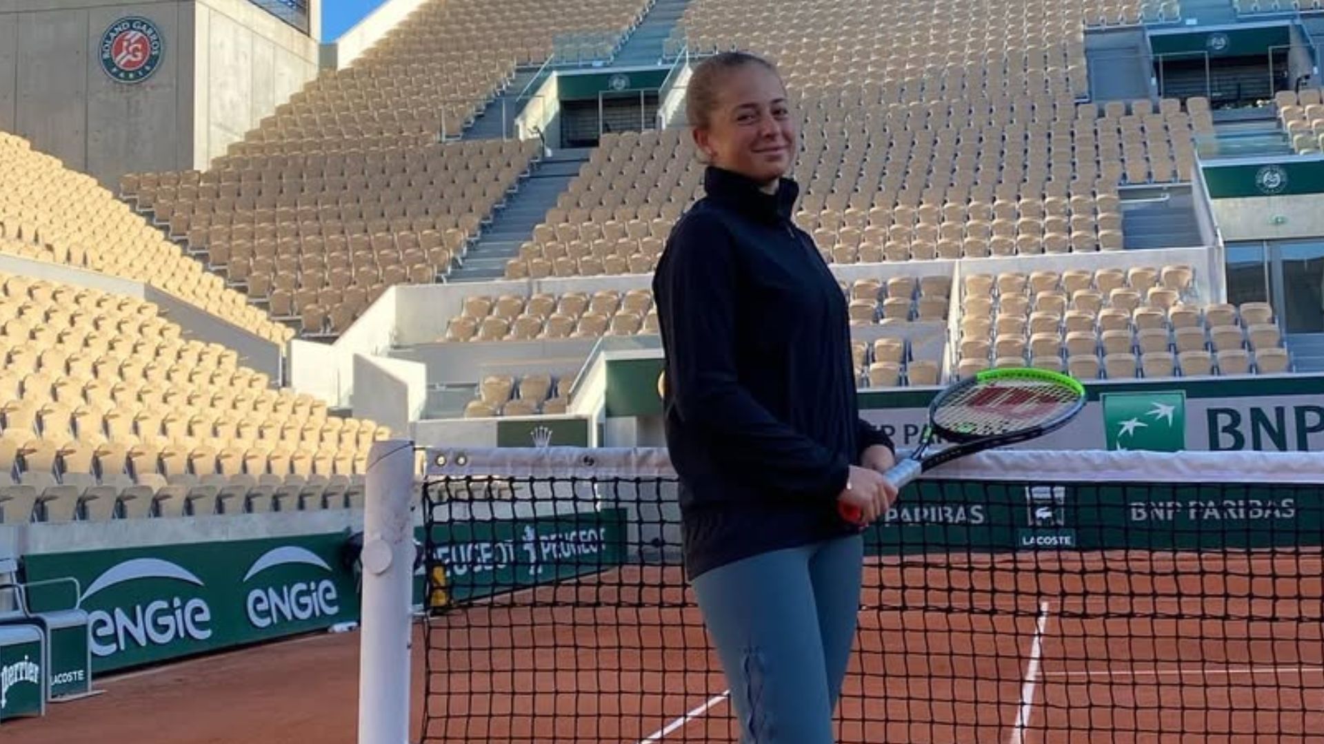 Cena surreal em Wimbledon: jogadora é obrigada a levantar a saia ...