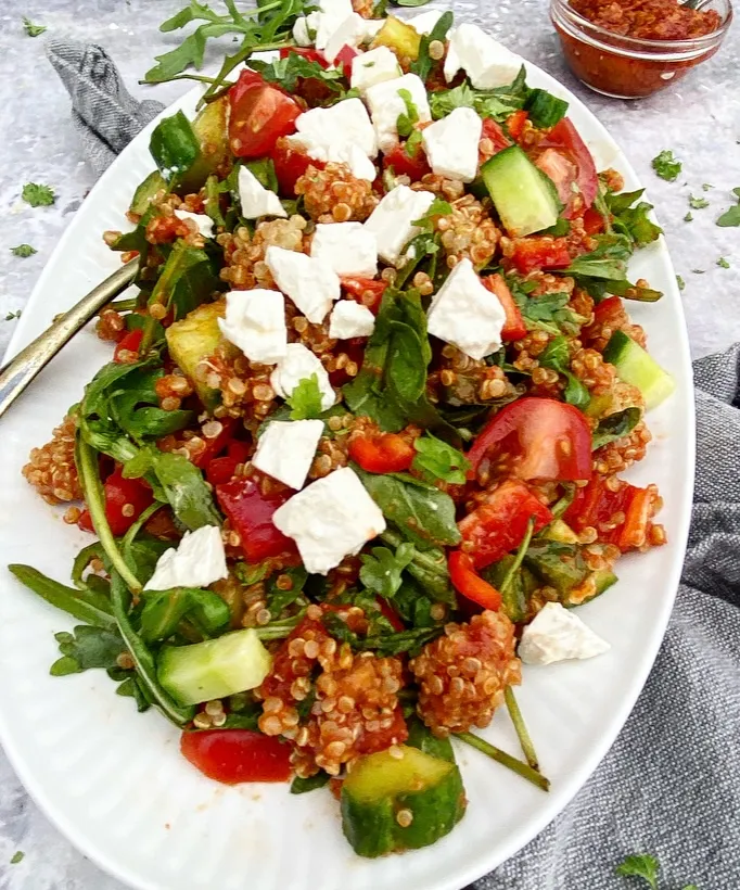 Sådan laver du en frisk og mættende quinoasalat med tomatdressing og feta