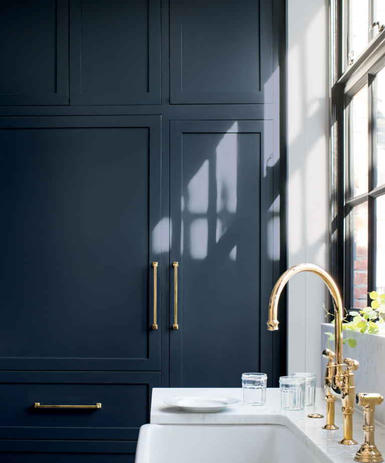 12 best Benjamin Moore paint colors for kitchen cabinets, according to ...