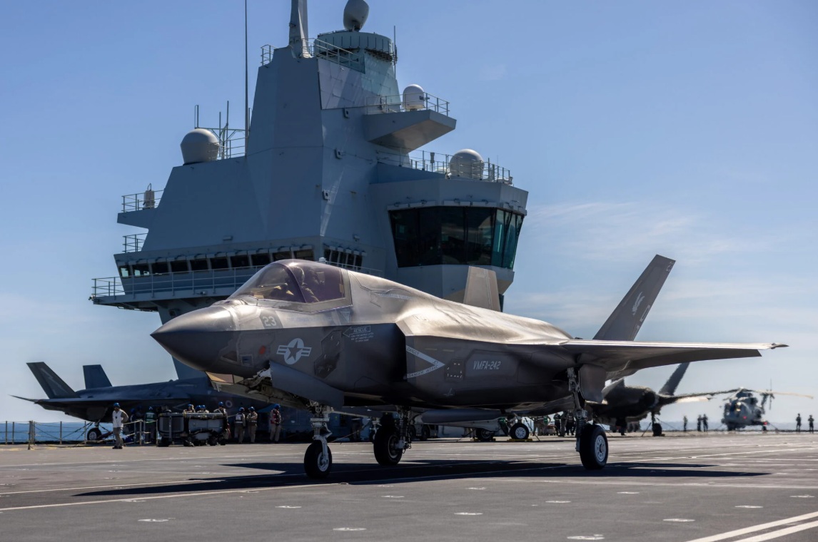 預演「護身軍刀」！美F-35B戰機跨艦操作 自英國航艦起降