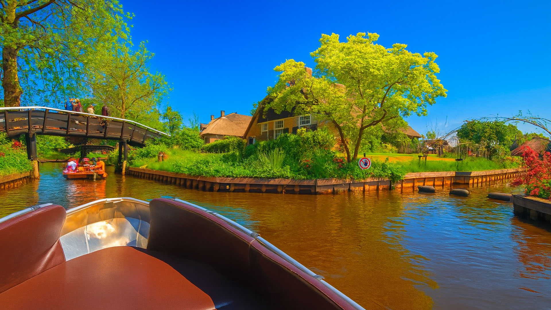 Giethoorn Netherlands – Peaceful Boat Ride Through the “Dutch Venice ...