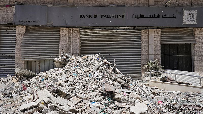 Cash in Gaza: Palestinians pay a high price in a shattered economy