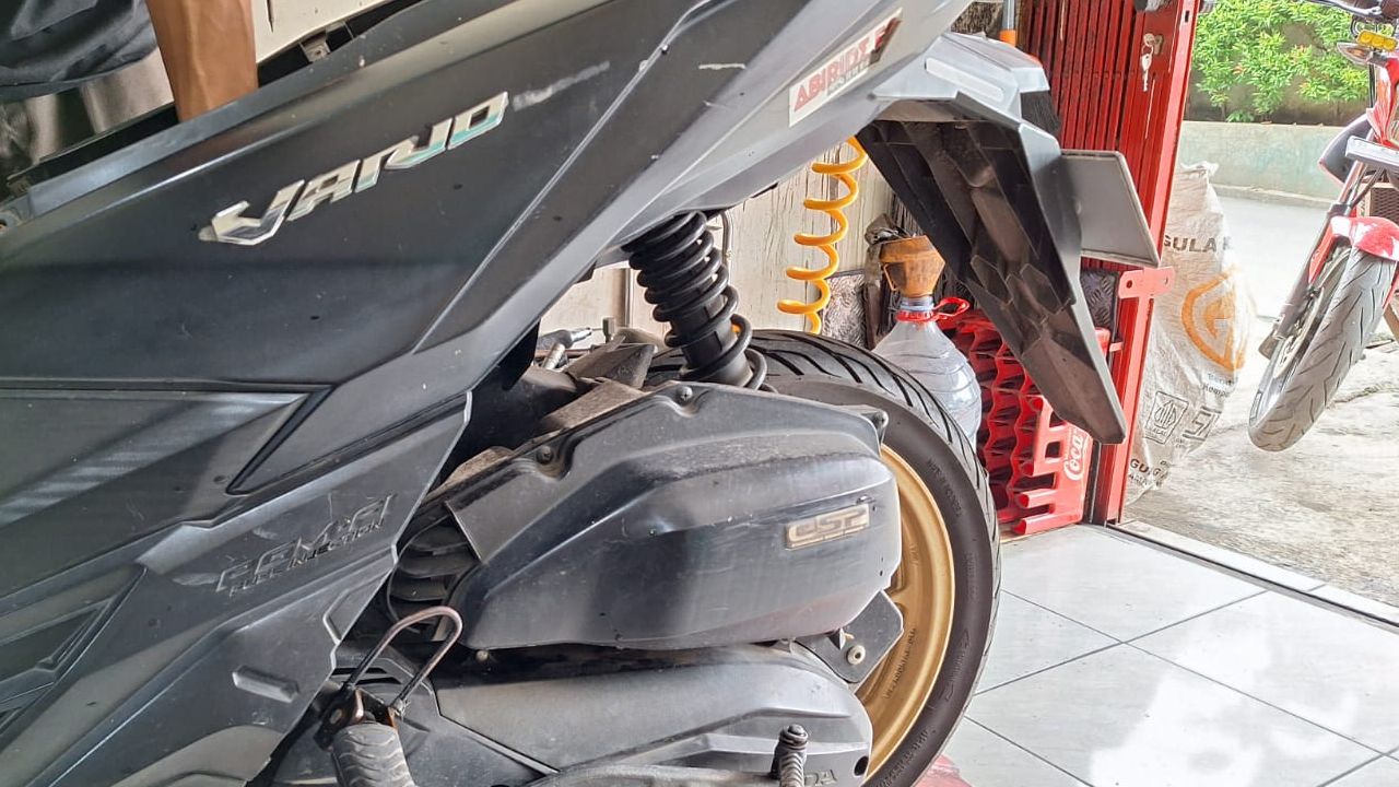 Sokbreker Motor Gampang Rembes di Musim Hujan, Begini Cara Mencegahnya