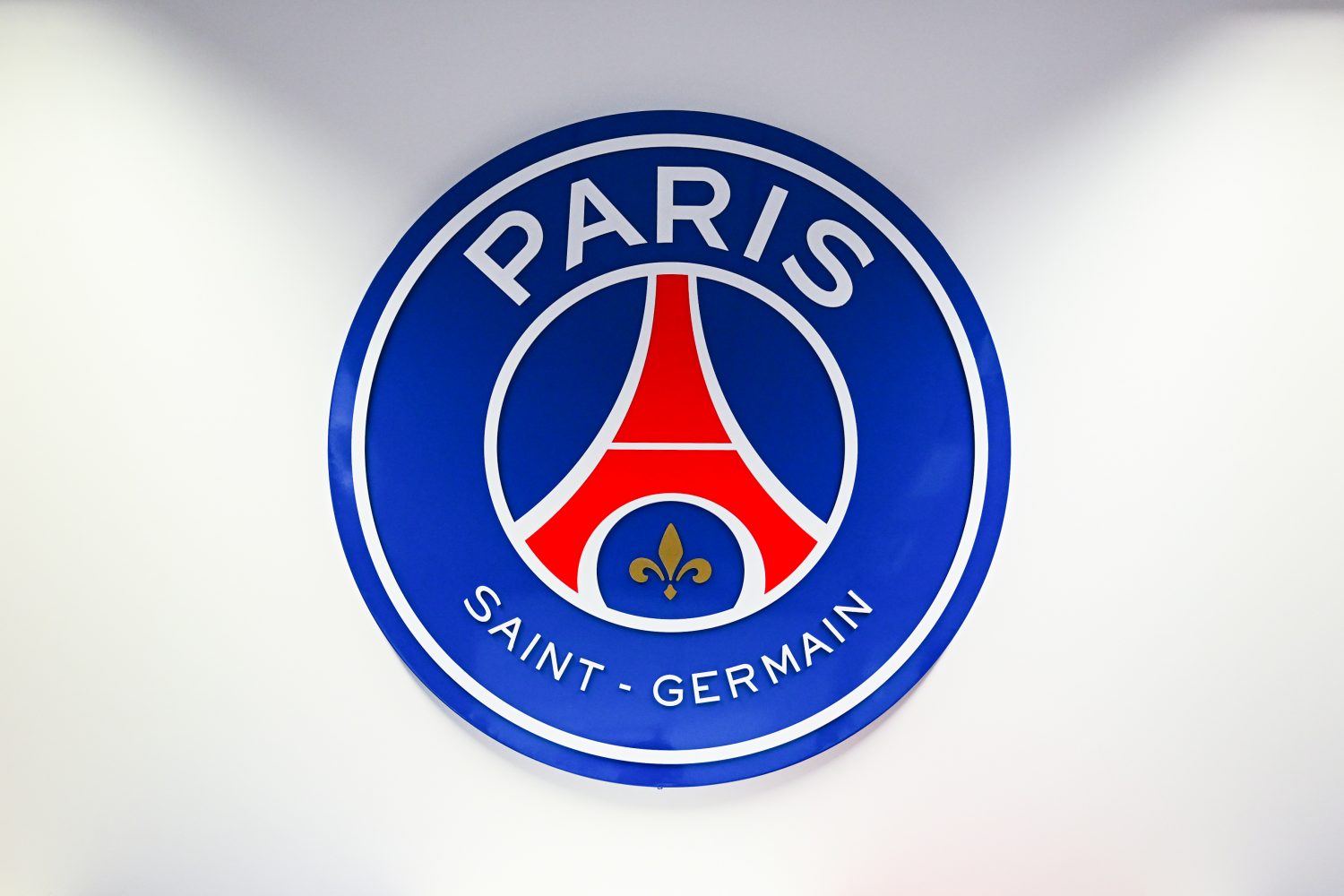 Official – PSG announce the signing of a professional contract