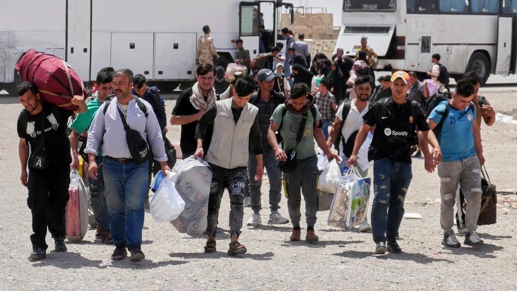 Συνεχίζεται το μεταναστευτικό κύμα στην Κρήτη - Σε εξέλιξη η μεταφορά ...
