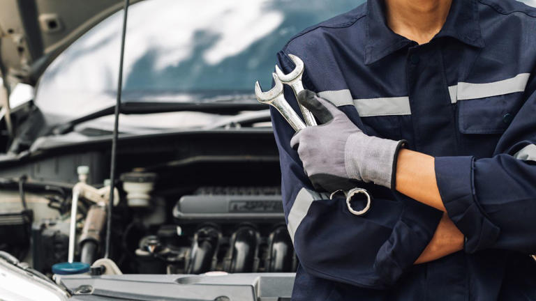 Ford is giving away Carhartt gear to attract new mechanics hires. That ...