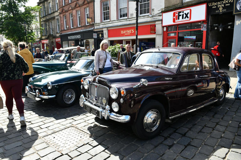 In pictures: Classic cars take over Falkirk's High Street