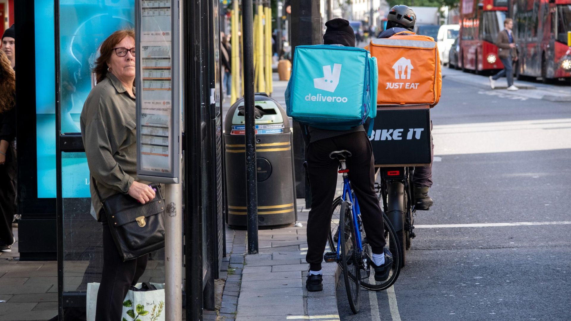 How many people are working illegally in the UK?