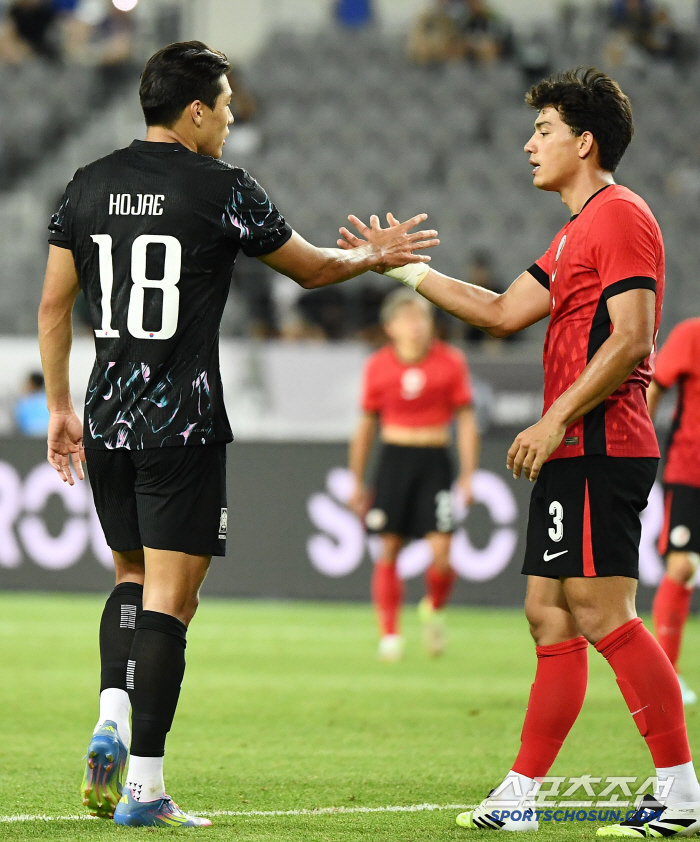 Hojae Lee shakes hands with his opponent