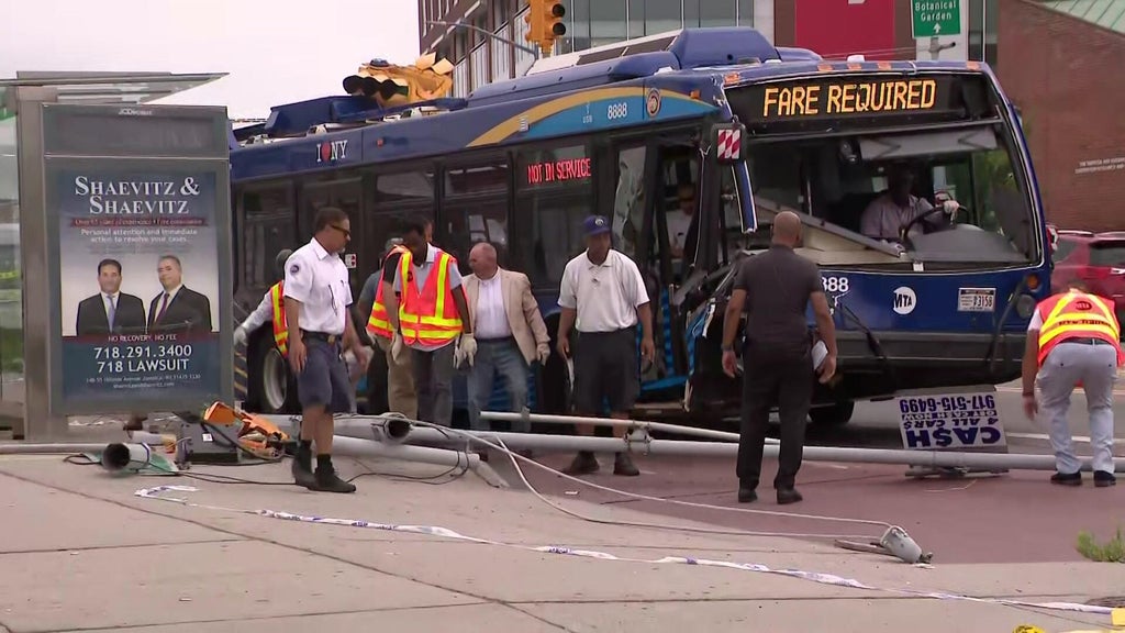 8 injured when MTA bus crashes into light pole in Queens