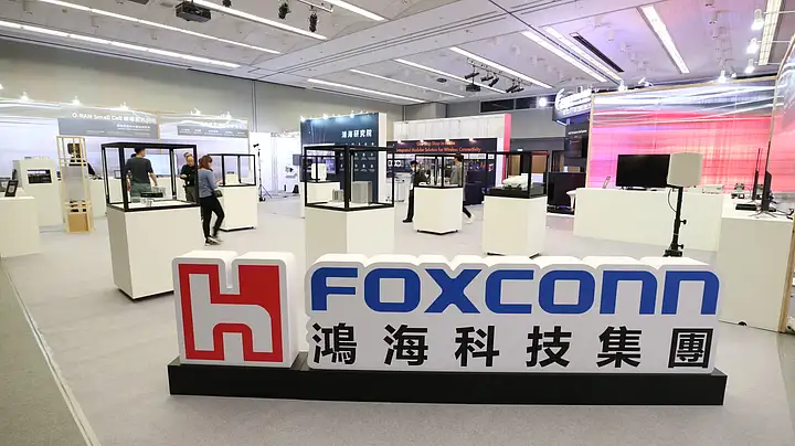 Foxconn Workers Faced Tough Conditions During Rush to Make iPhone 17 ...