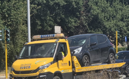 Giovane alla guida di un’utilitaria investe agente della polizia locale ...