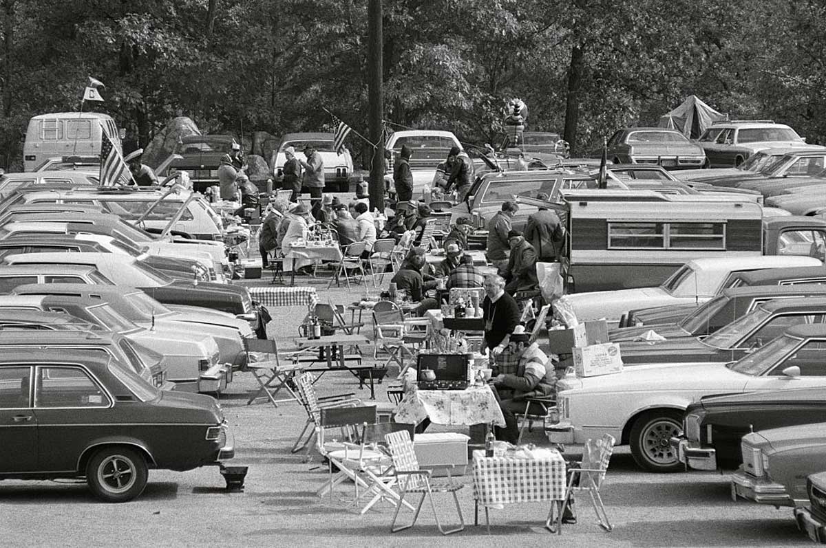 17 Retro Photos of Tailgating at Its Finest