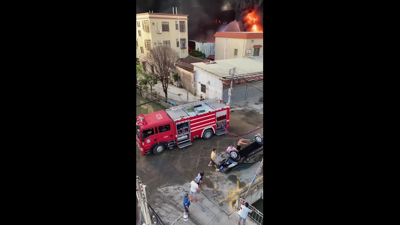 Crowd overturns car blocking fire escape during blaze in Guangdong, China
