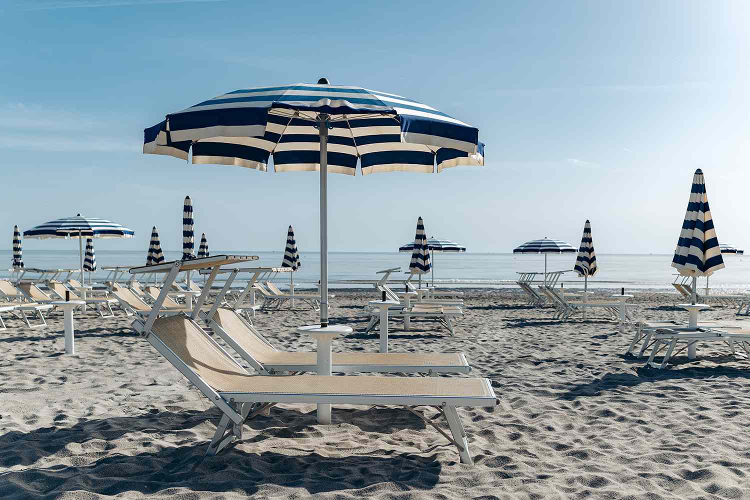 17-Year-Old Boy Dies After Digging 5-Foot Hole on Beach and Being ...