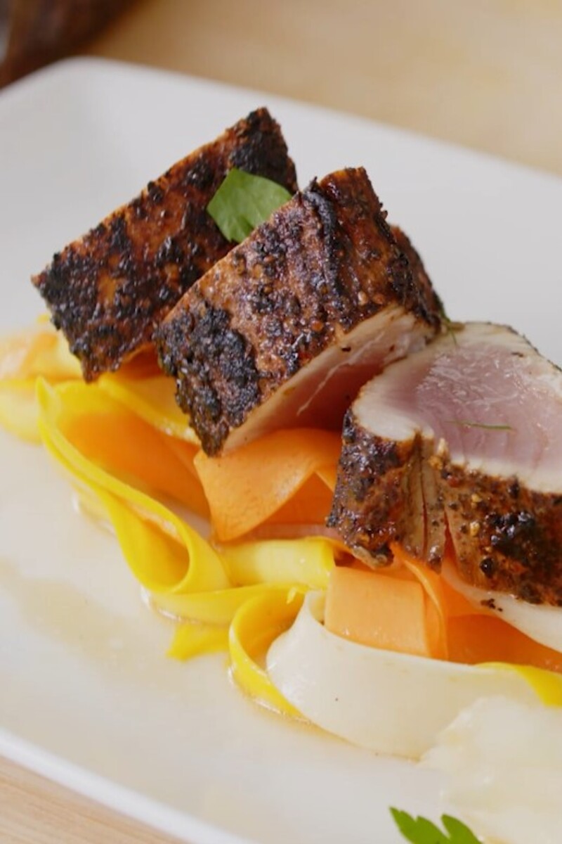 Filetto di tonno in crosta di caffè, al sangue e perfettamente scottato