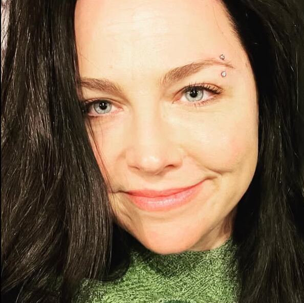 ¿Qué es de la vida de Amy Lee, la vocalista de Evanescence que ahora ...