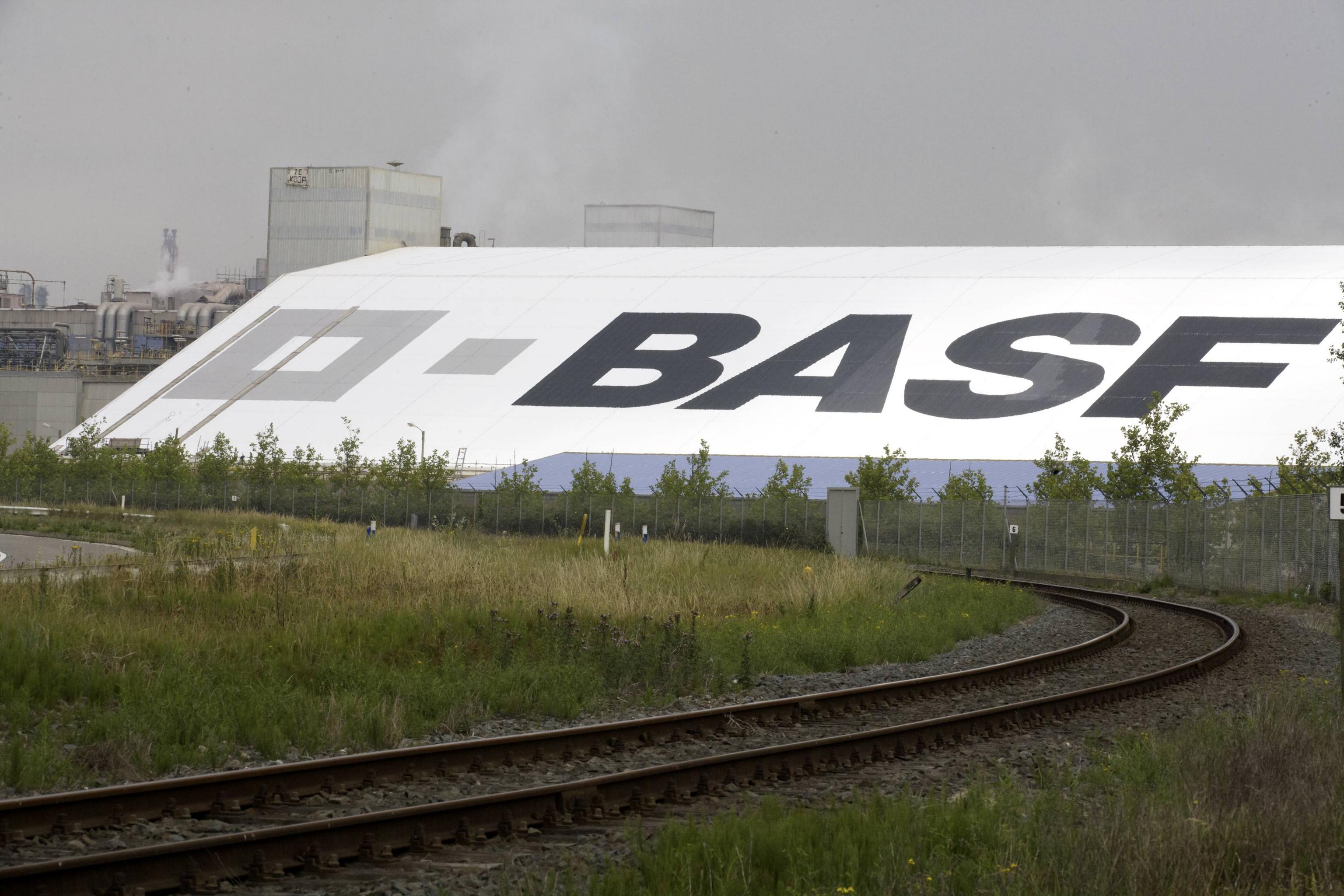 Le géant de la chimie BASF revoit ses prévisions à la baisse