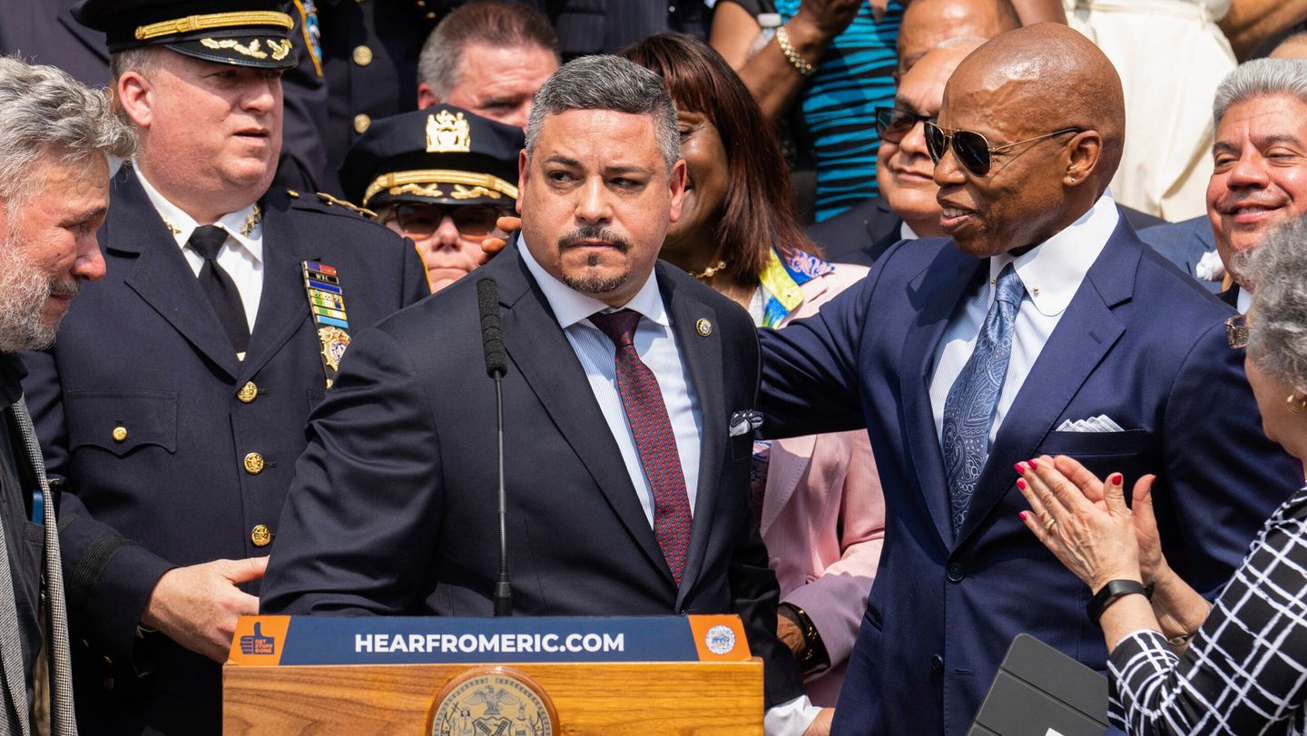 Ex-NYPD chiefs allege corruption and cronyism in lawsuits against Mayor ...