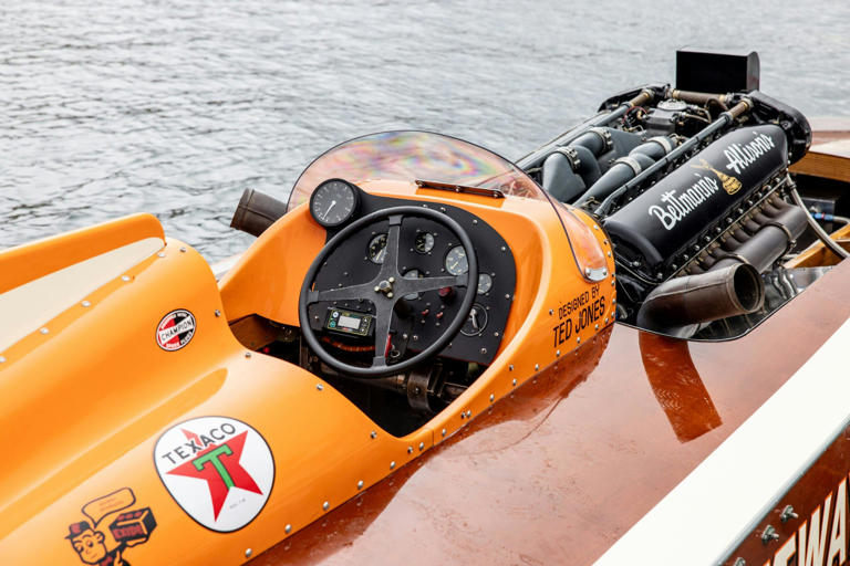 Piloting a 1600-Hp Vintage Hydroplane Is a Visceral Thrill