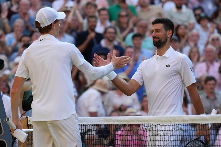Sinner arrasa combalido Djokovic em Wimbledon e fará nova final com Alcaraz